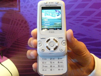 Sony Ericsson F305: 'Thiên đường' cho người mê game | mainguyen.vn