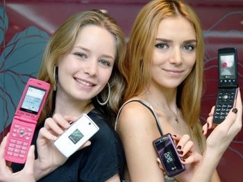 KF300 bản sao mới của Motorola Razr | mainguyen.vn