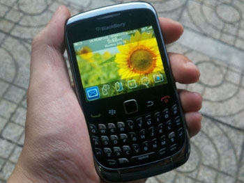 Trên tay điện thoại Blackberry Curve 9300 phiên bản GSM tại Việt Nam ...