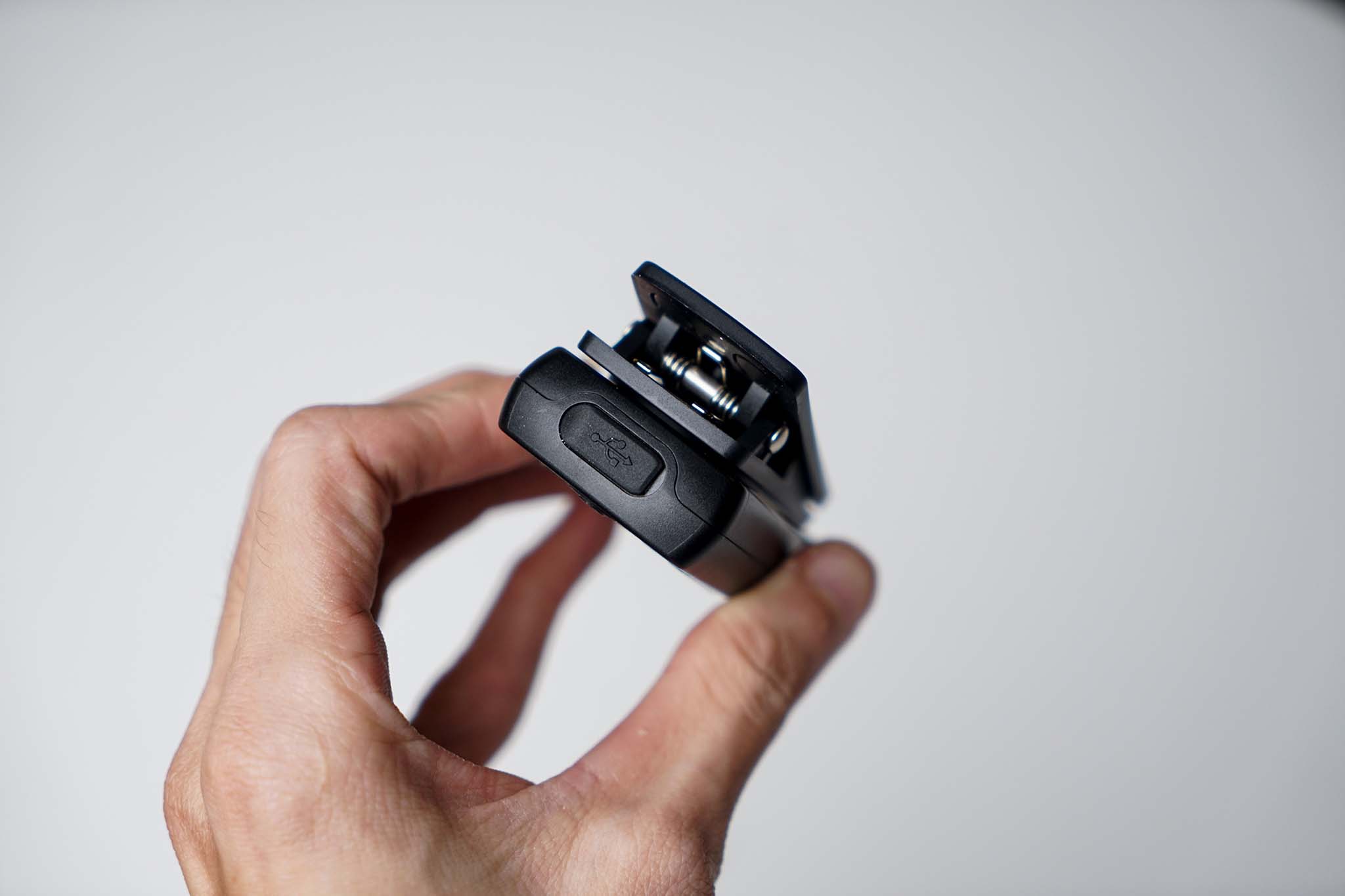 Trên tay đèn kẹp LEDLENSER W1R Work: Nhỏ gọn, linh hoạt cho nhiều nhu ...