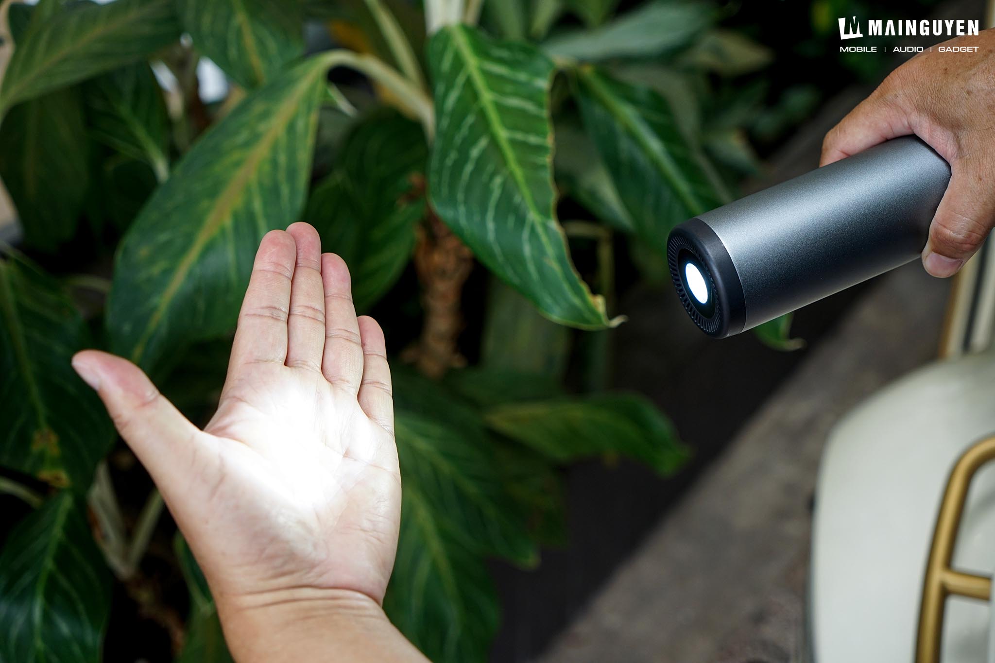 Trên tay máy bơm cầm tay Daison Portable Electric Air Bump Wireless 74W ...