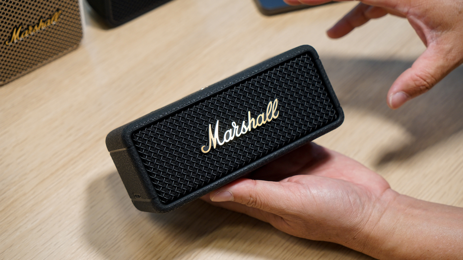 Trên tay loa di động bluetooth Marshall Emberton III | mainguyen.vn