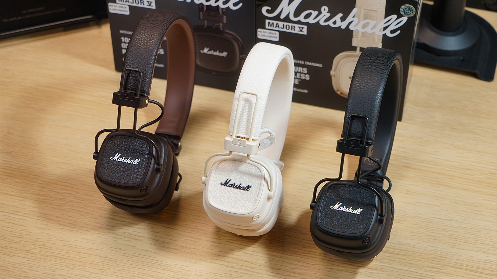 Cận cảnh ba phiên bản màu sắc tai nghe Marshall Major V chính hãng tại ...