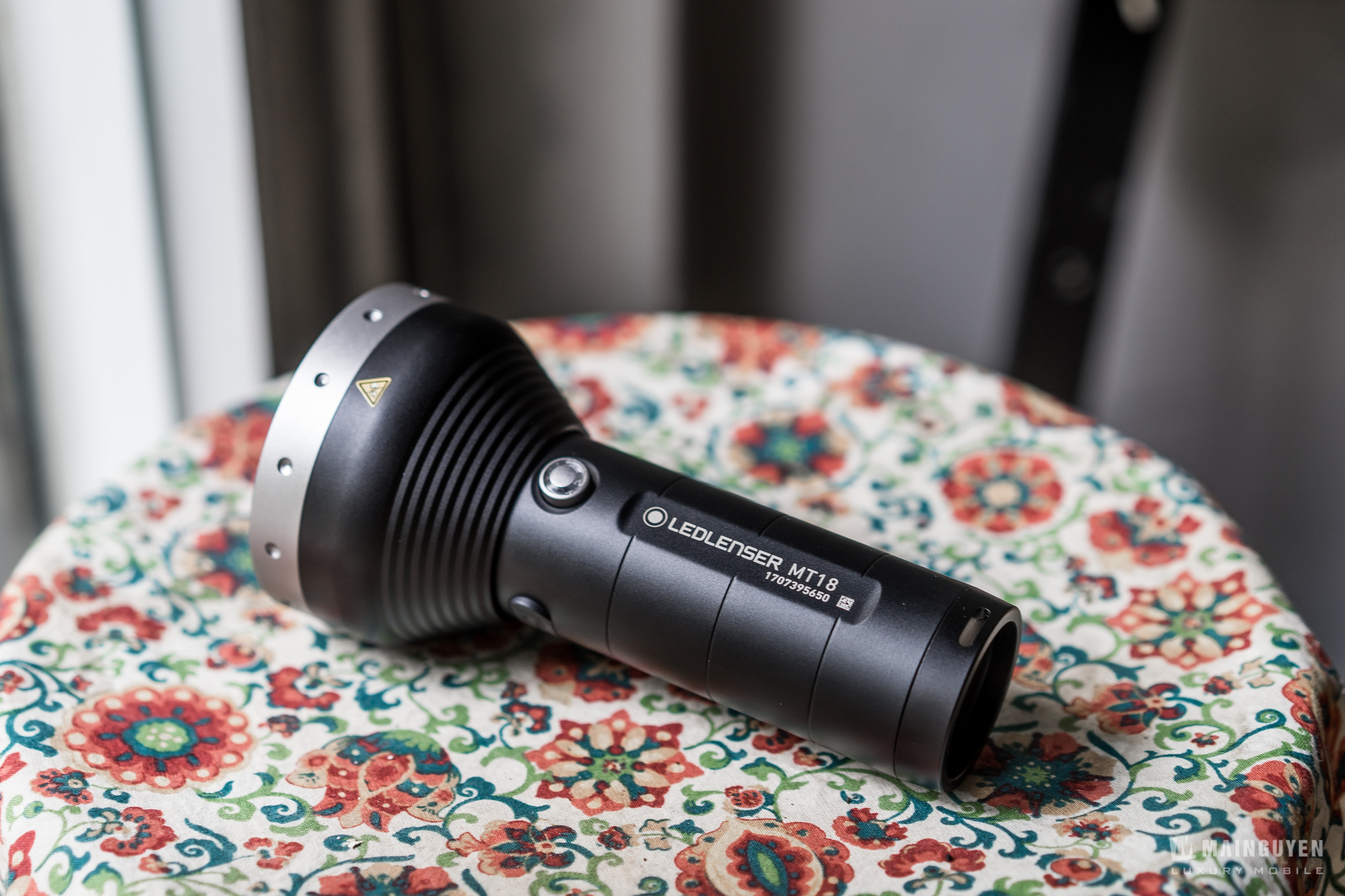 Khui hộp LED Lenser MT18: Hoàn thiện cao cấp, 3 chế độ sáng, 3000 lumen ...